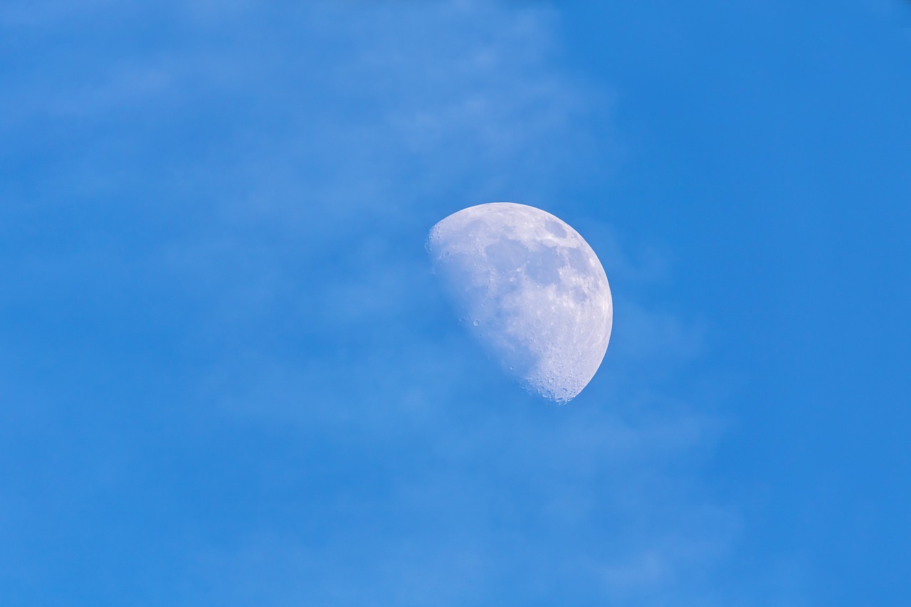 ¿Por qué en ocasiones podemos ver la Luna de día? - Noticias en español